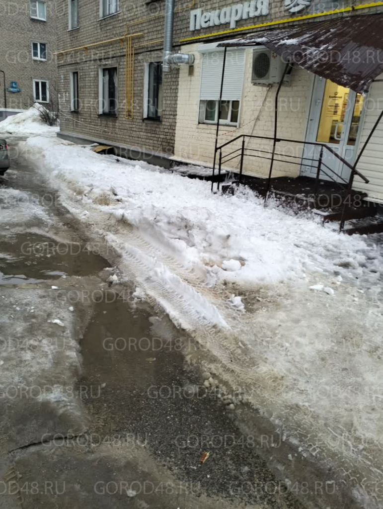 На улице Ушинского сошедшим снегом помяло козырёк у входа в пекарню